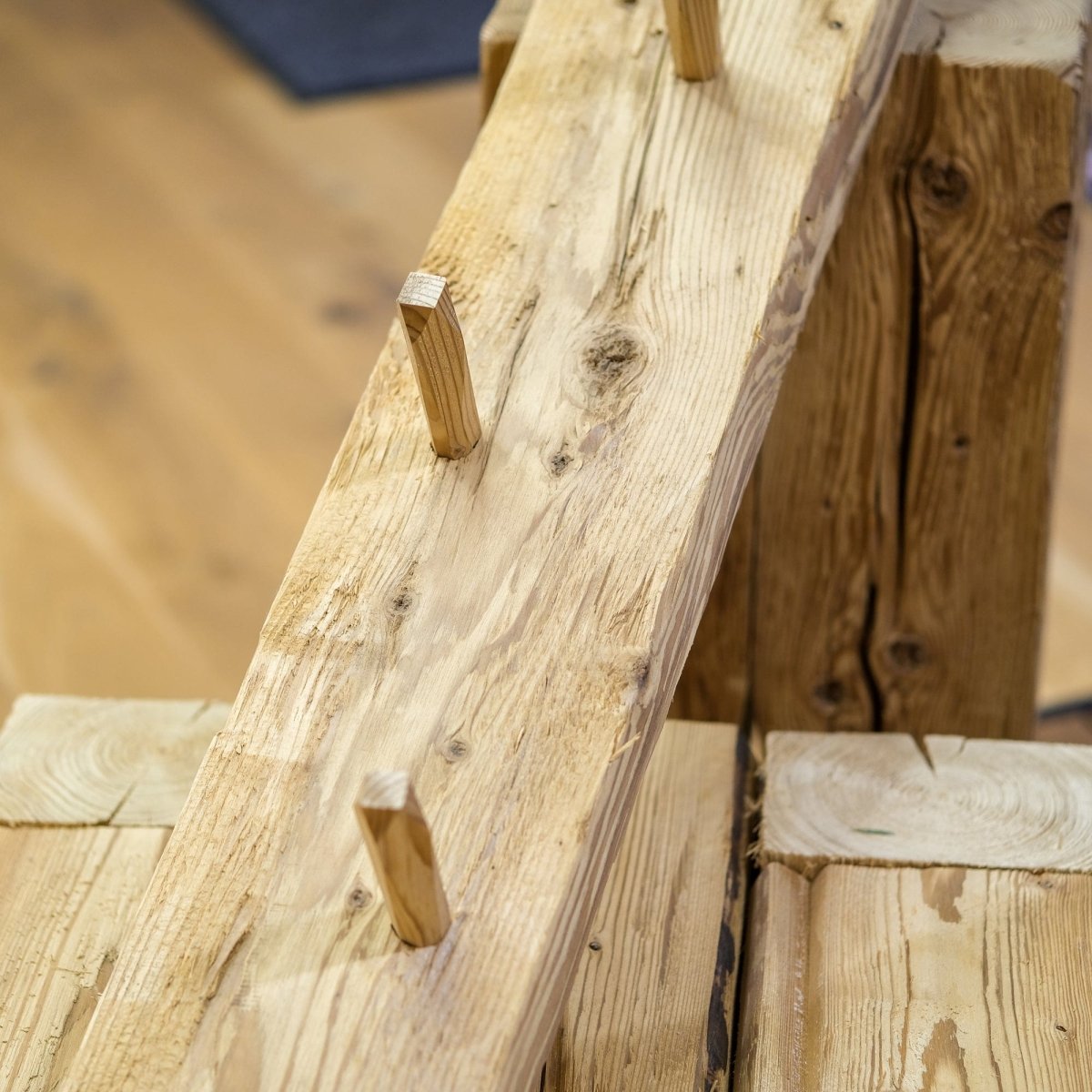 Wandgarderobe gedämpfte Fichte "Wildholz" — Trumer Holz GmbH